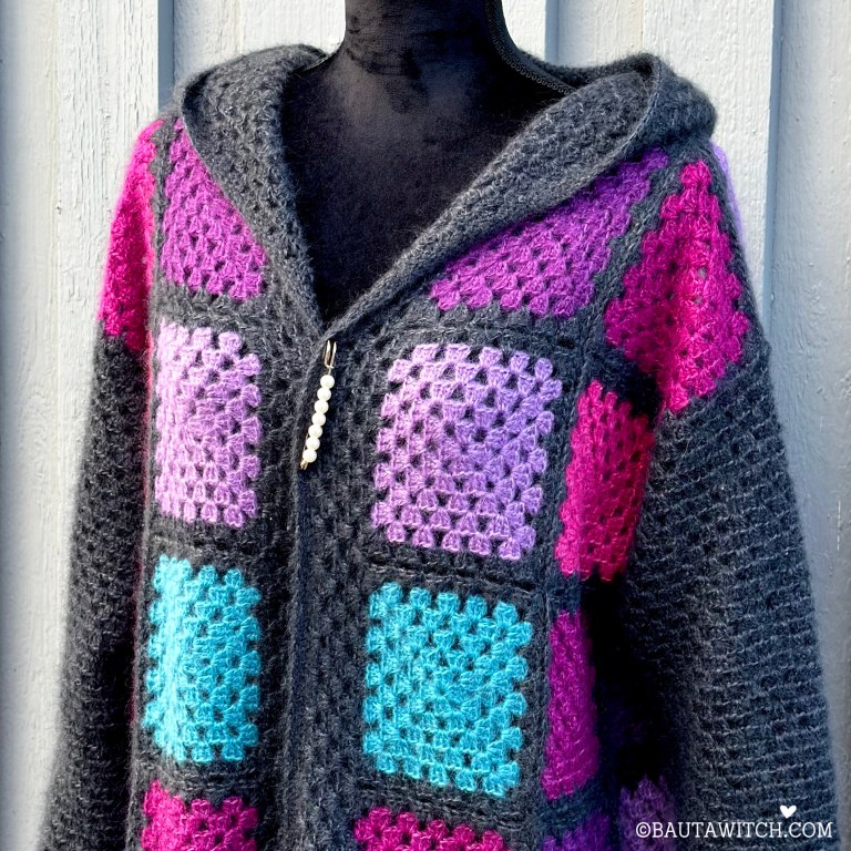 DIY- Virkad långkofta med luva av mormorsrutor | BautaWitch